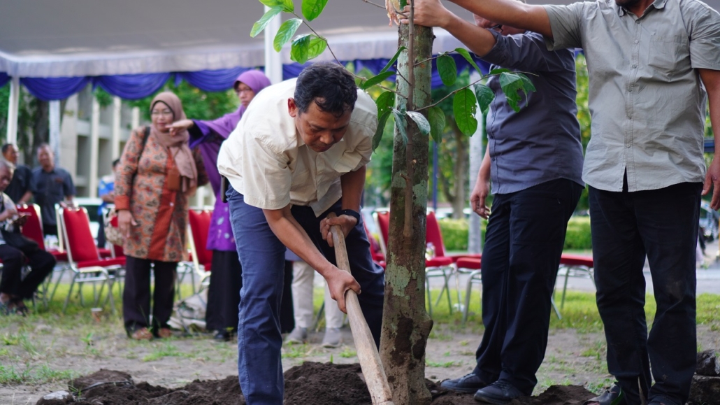 Aksi Hijau, Dekan FTSP UII Tanam Pohon - Fakultas Teknik Sipil dan Perencanaan - Universitas ...